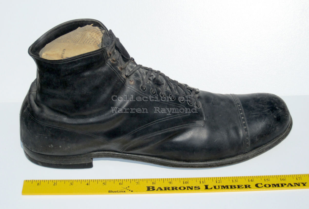 Giant Shoes The tallest man Big Feet