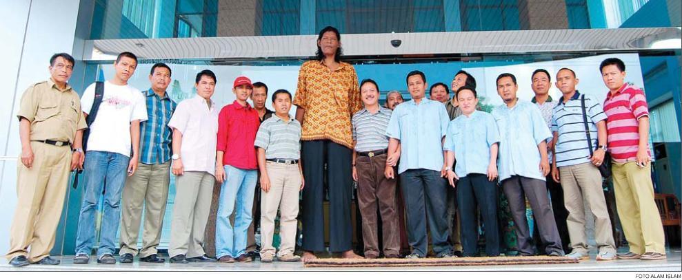 Suparwono The tallest man Indonesia